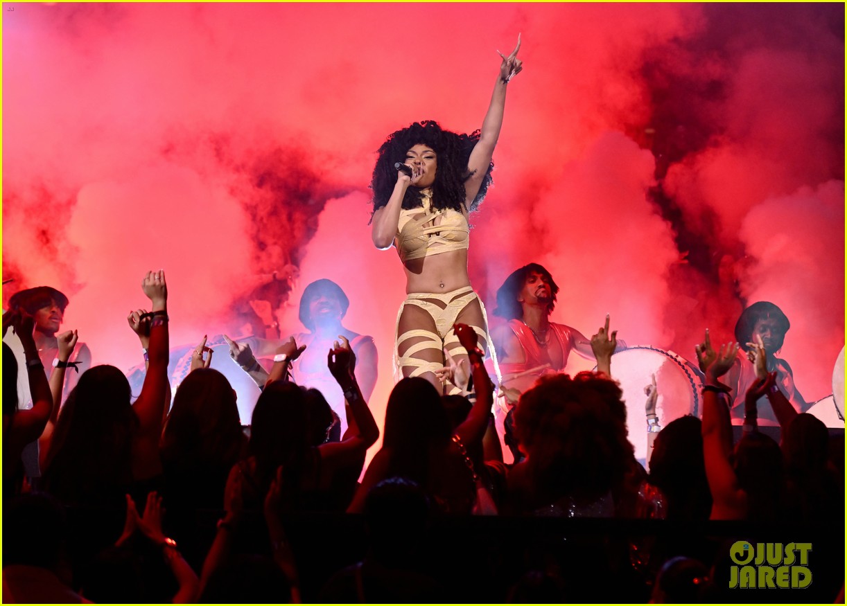 Megan Thee Stallion Performs Hot Medley of Her New Songs at MTV VMAs ...