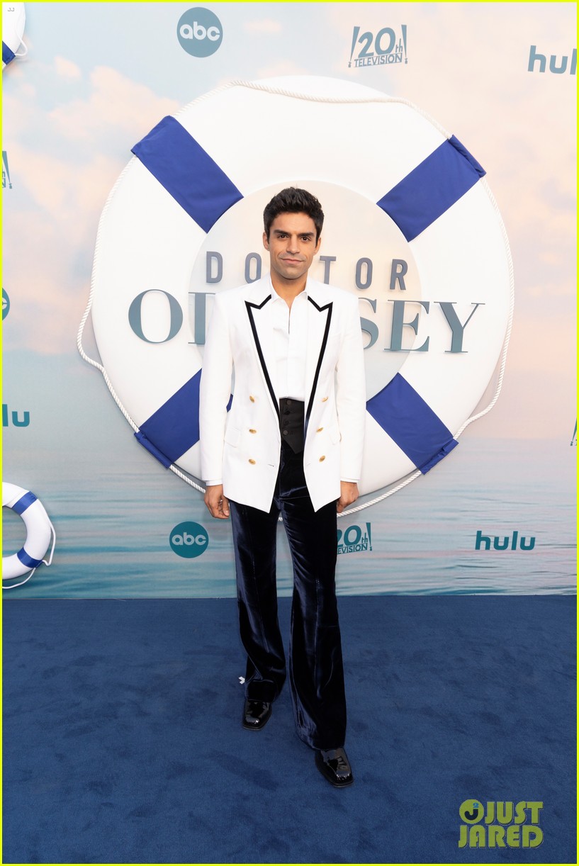 Joshua Jackson Joins Phillipa Soo, Don Johnson, & Sean Teale at 'Doctor ...