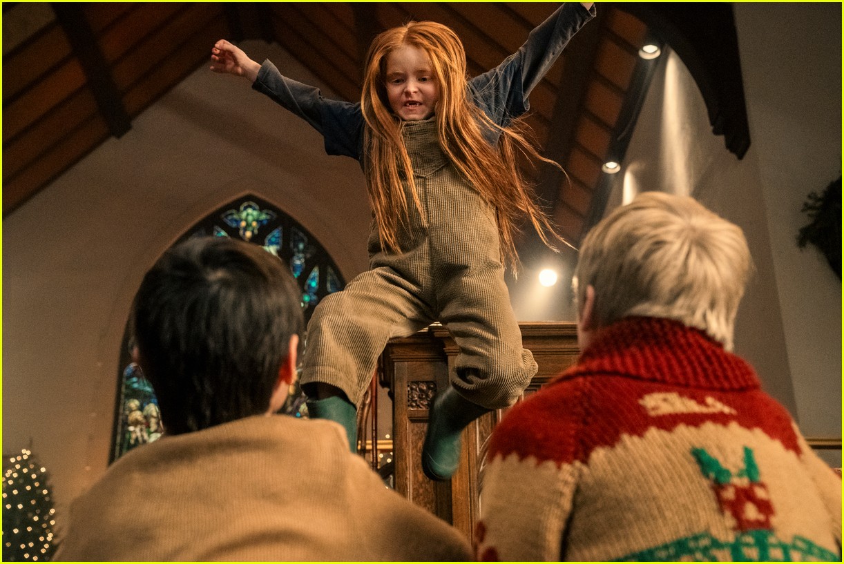 Judy Greer, Pete Holmes, & Lauren Graham Star in 'The Best Christmas ...