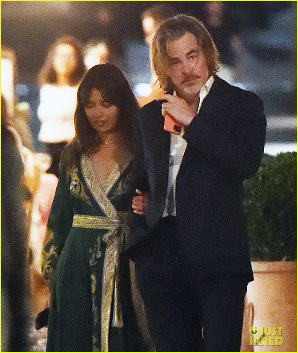 Chris Pine Shows PDA with Mystery Girlfriend While En Route to Dinner ...