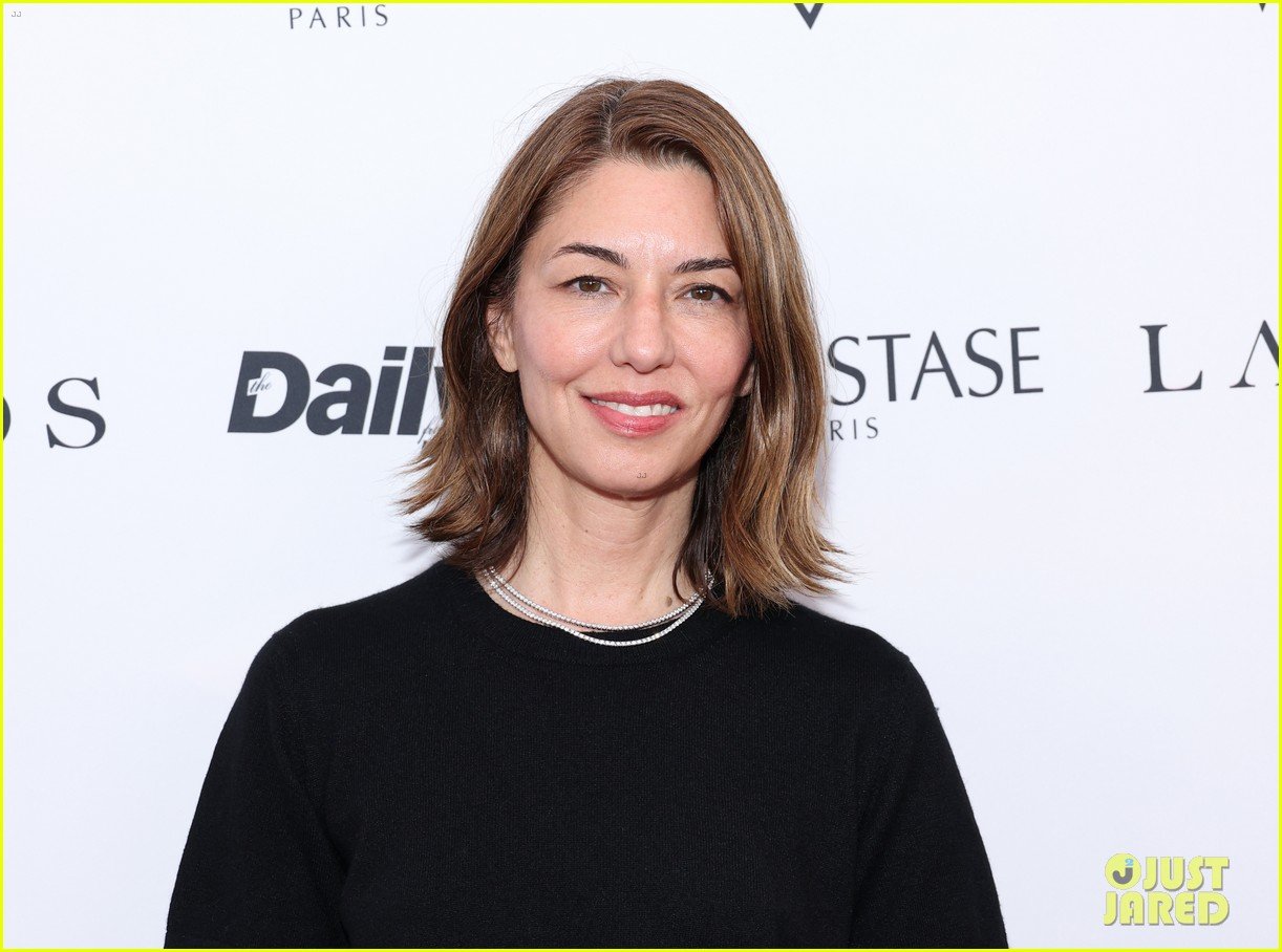 Rihanna Makes Surprise Appearance at Daily Front Row Fashion Media ...