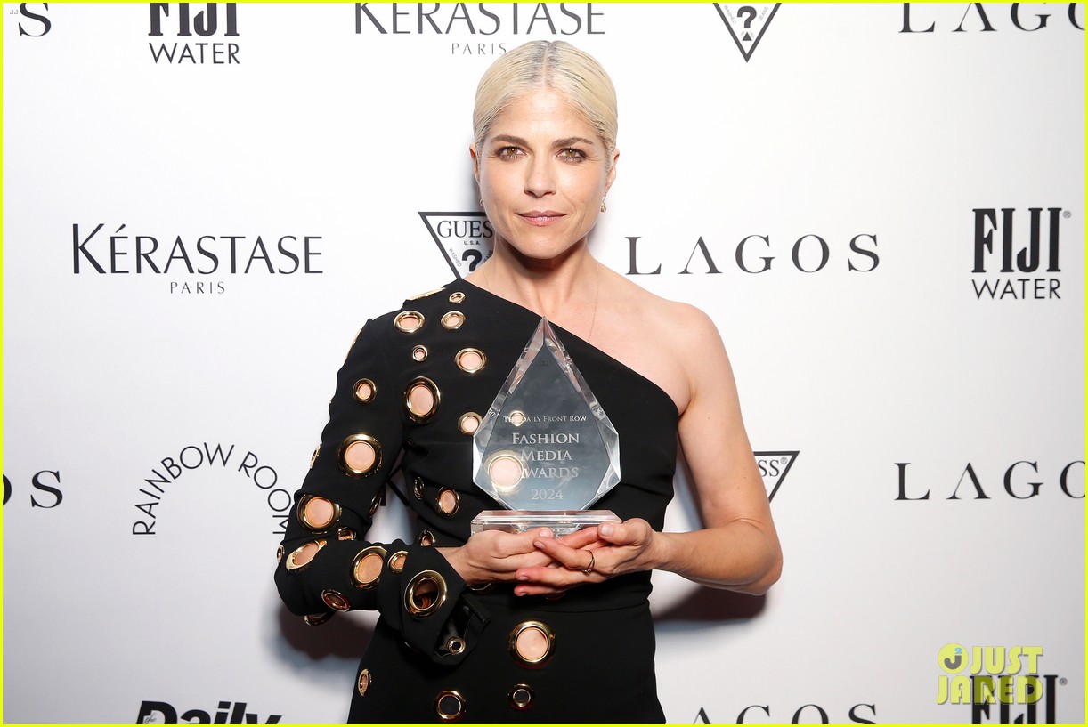 Rihanna Makes Surprise Appearance at Daily Front Row Fashion Media ...