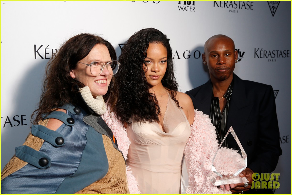 Rihanna Makes Surprise Appearance at Daily Front Row Fashion Media ...