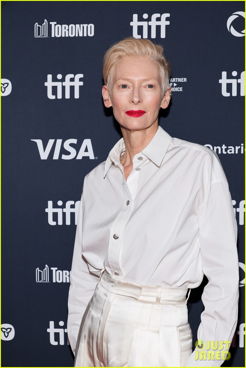 Tilda Swinton & Julianne Moore Coordinate Their Looks at 'Room Next ...
