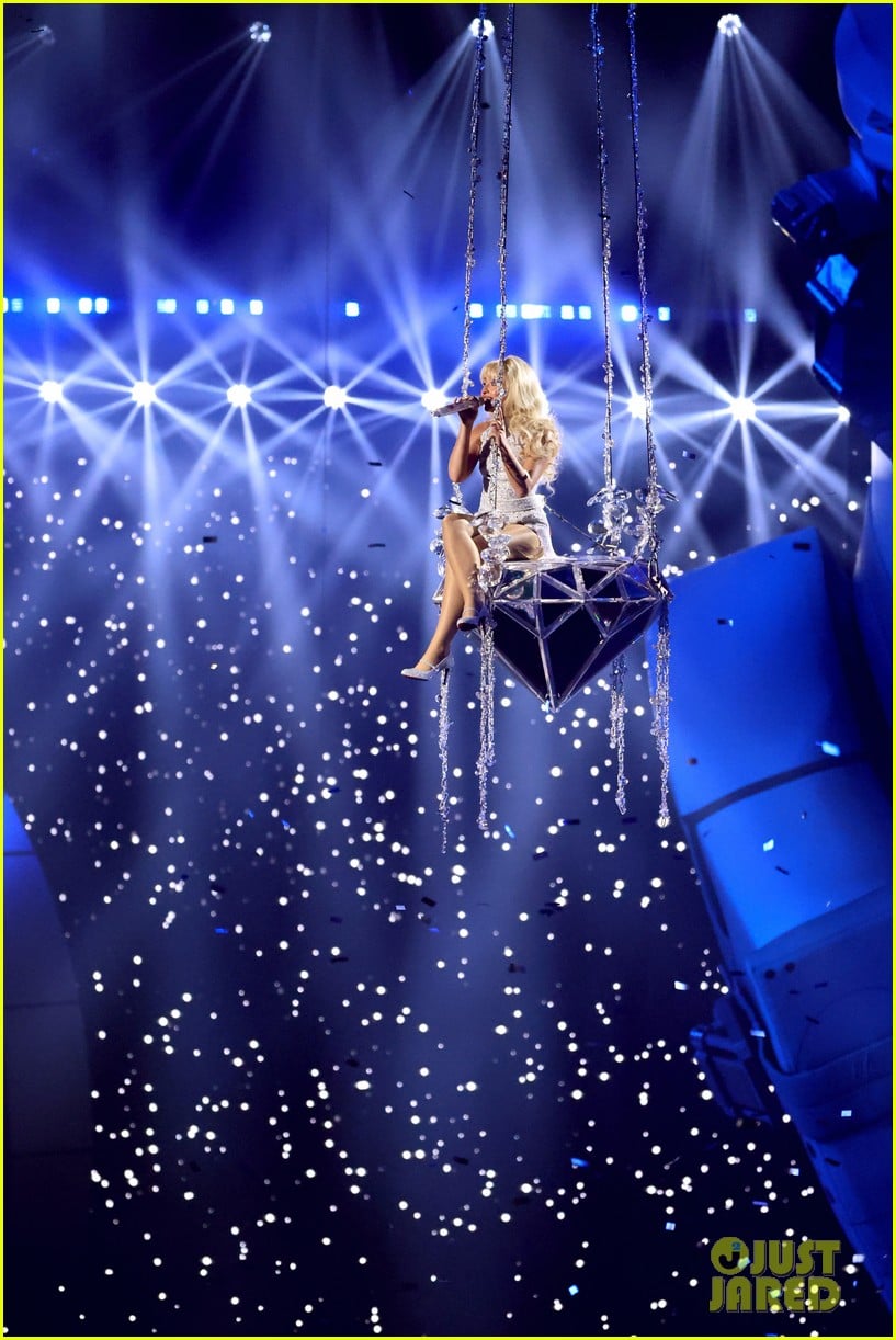 Sabrina Carpenter Performs Her 3 Hit Singles, Kisses an Alien During ...