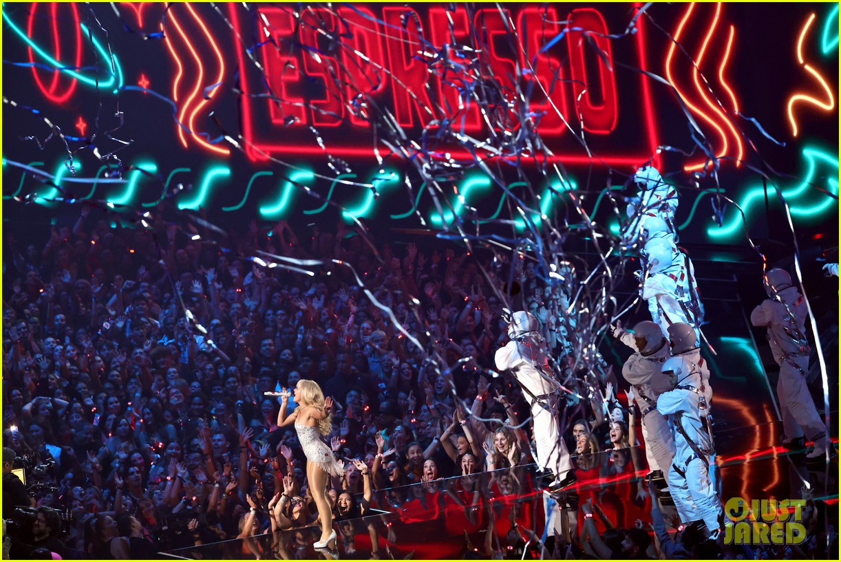 Sabrina Carpenter Performs Her 3 Hit Singles, Kisses an Alien During ...