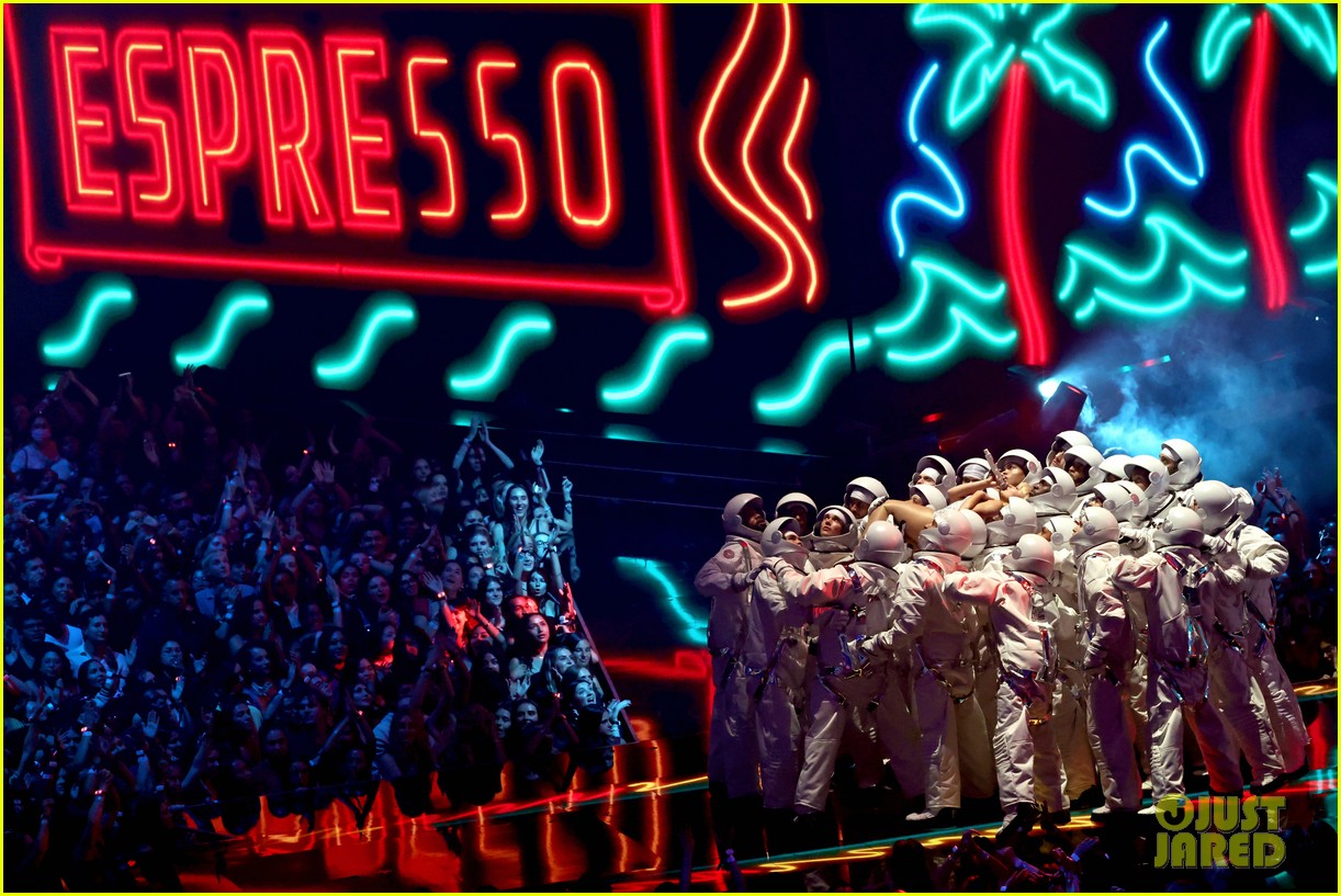 Sabrina Carpenter Performs Her 3 Hit Singles, Kisses an Alien During ...