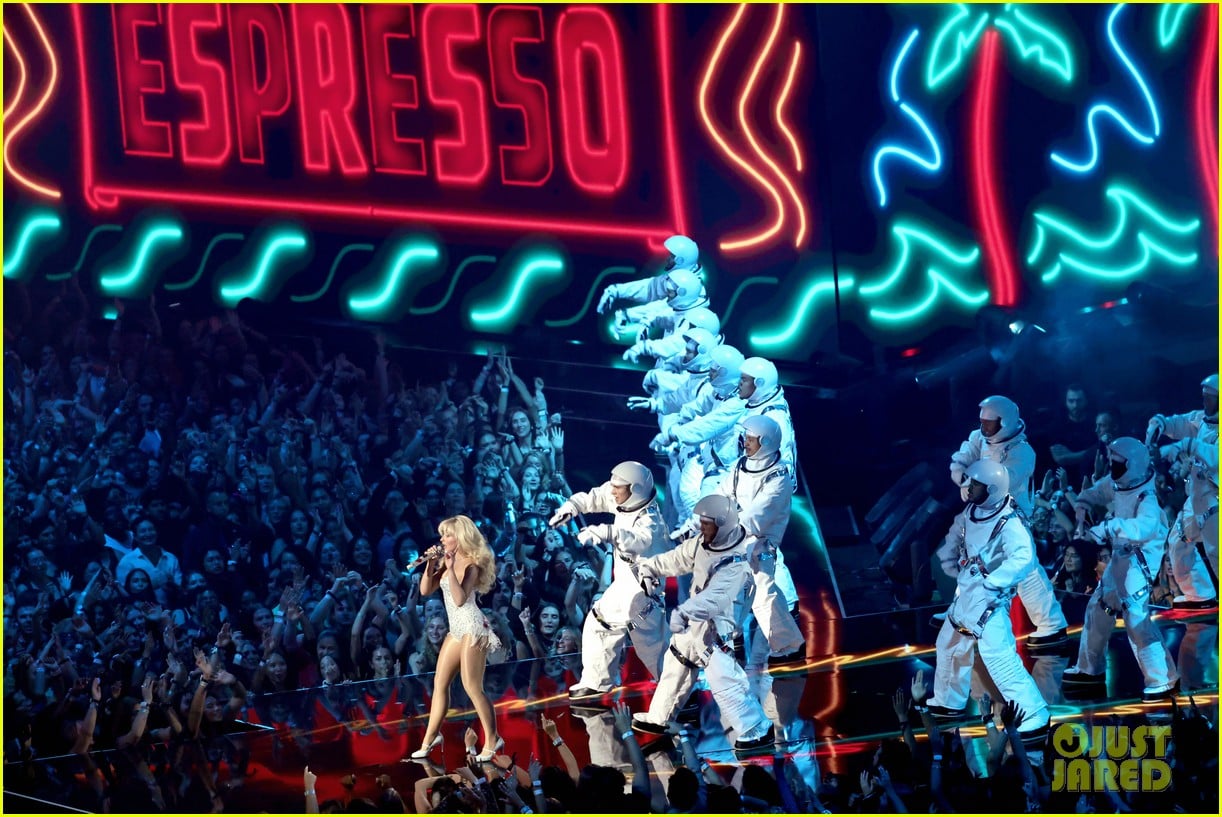 Sabrina Carpenter Performs Her 3 Hit Singles, Kisses an Alien During ...