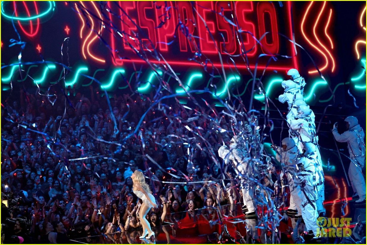 Sabrina Carpenter Performs Her 3 Hit Singles, Kisses an Alien During ...