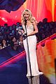 Sabrina Carpenter Wins Her First VMA Ever, Thanks Her ‘Cats & Dogs’ at ...
