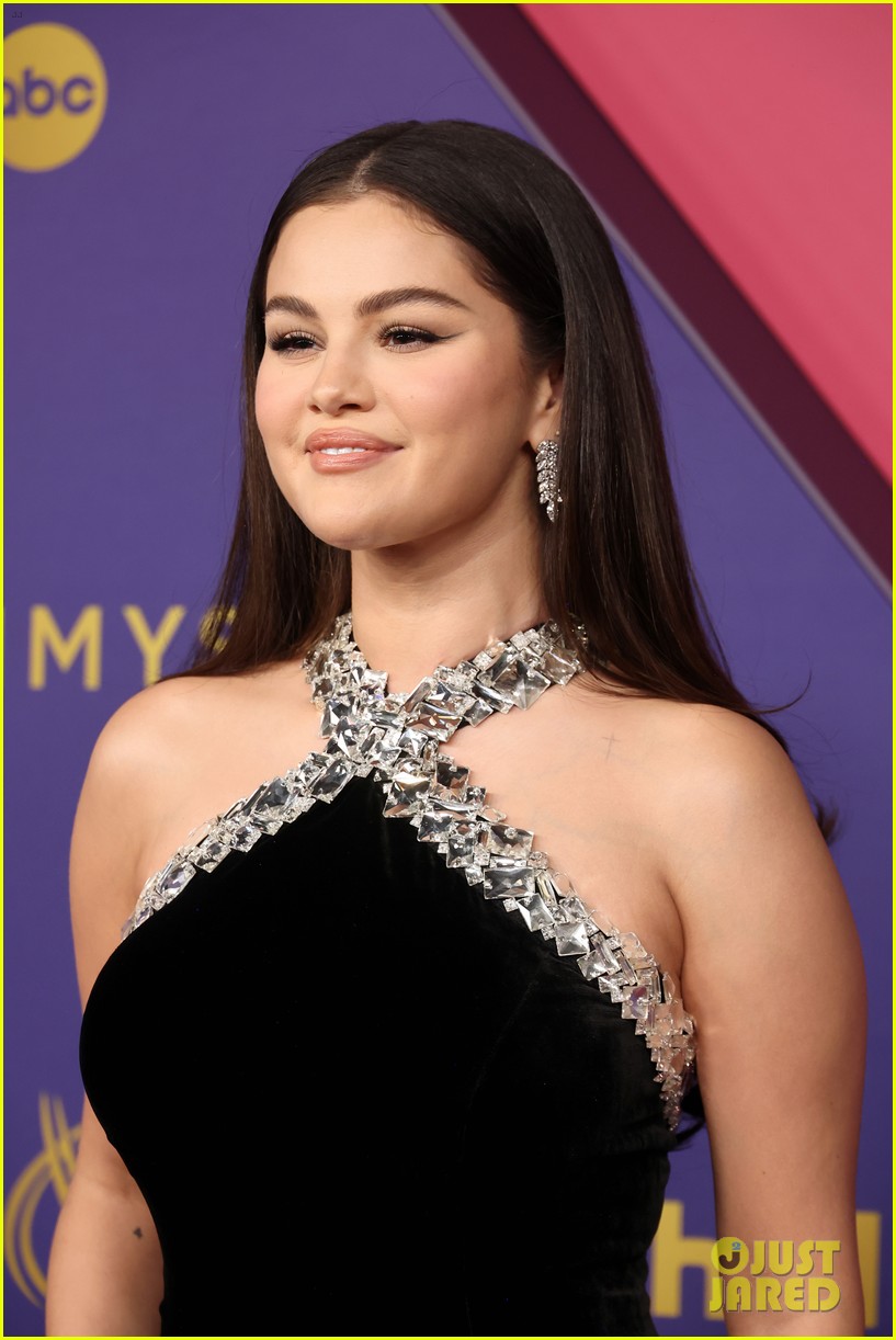 First Time Nominee Selena Gomez Looks Chic In Velvet Dress While ...