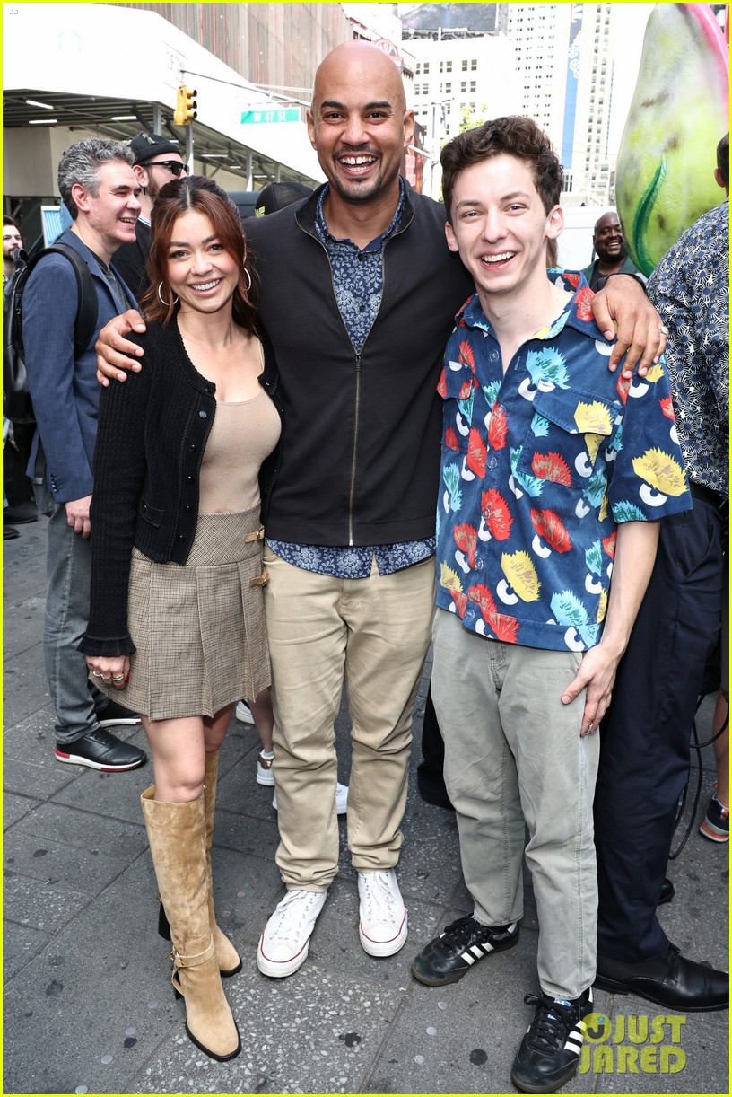 Sarah Hyland Performs 'Little Shop' Song in Times Square, Reveals Next ...