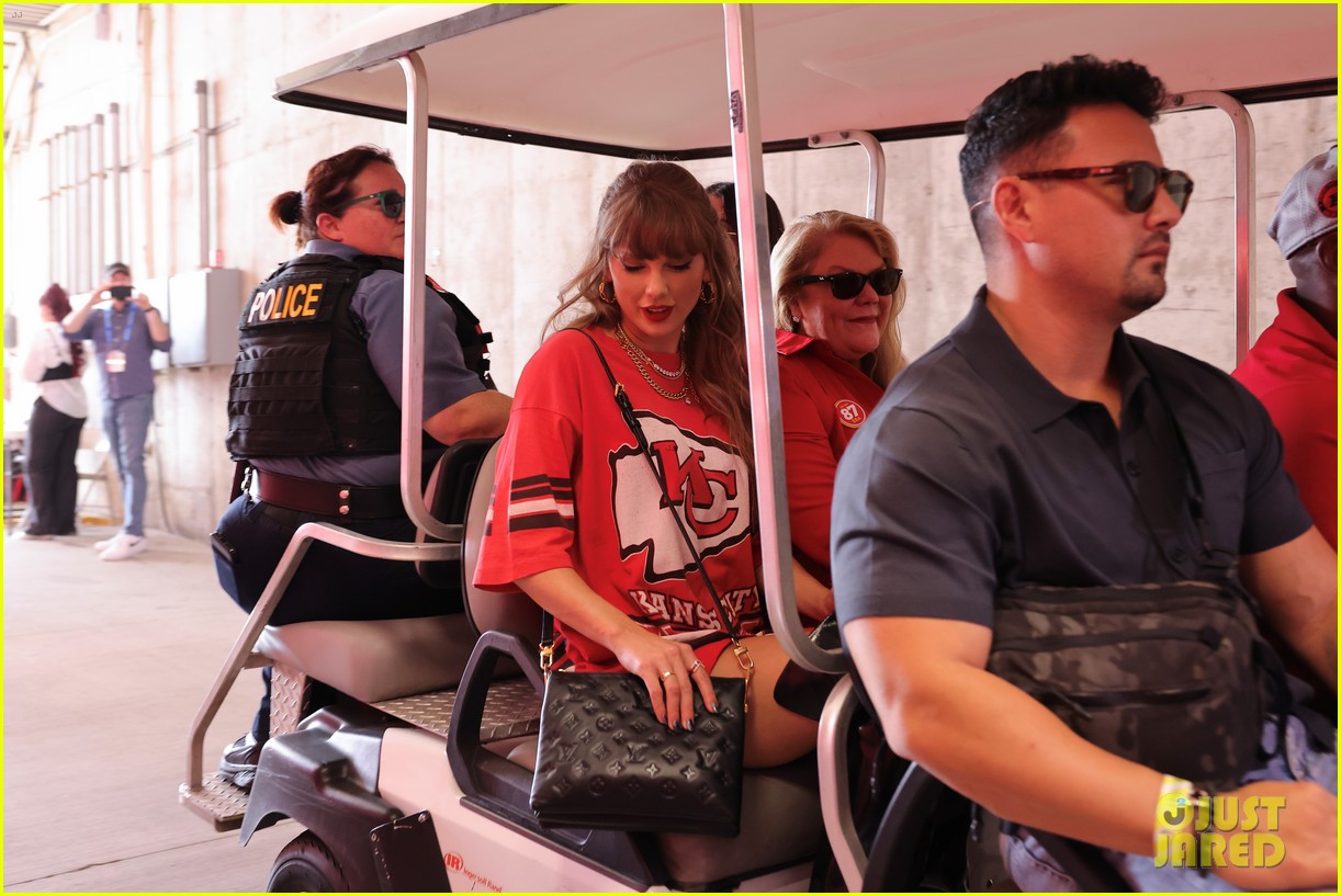 Taylor Swift Arrives for Chiefs vs. Bengals Game in Kansas City!: Photo ...