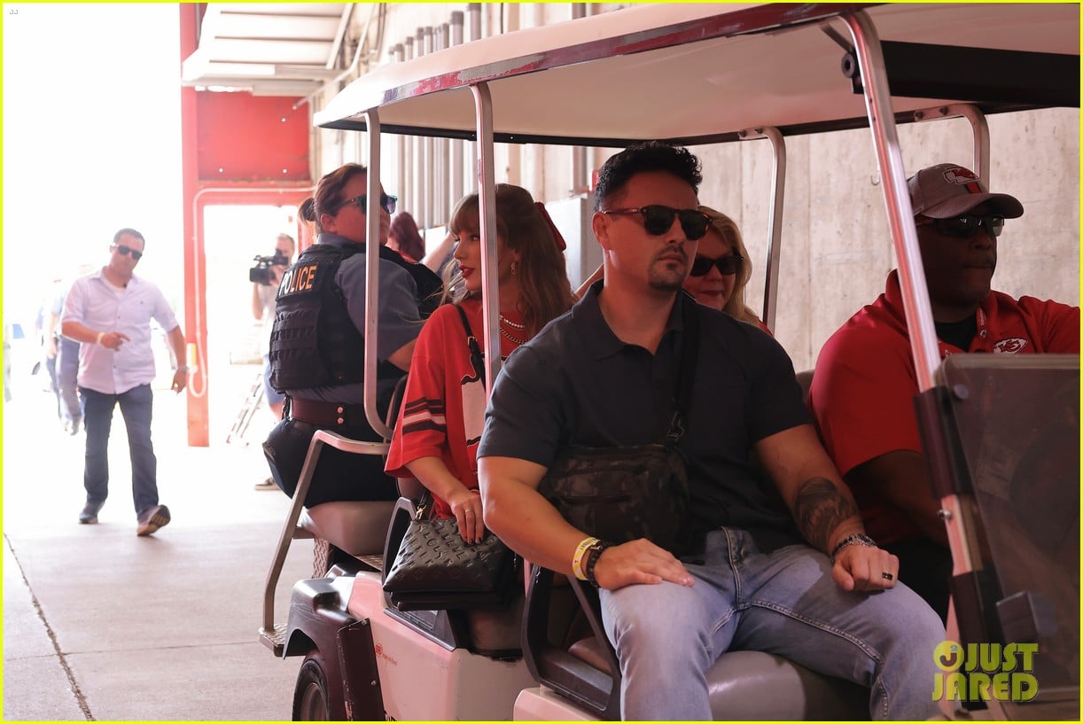 Taylor Swift Arrives for Chiefs vs. Bengals Game in Kansas City!: Photo ...