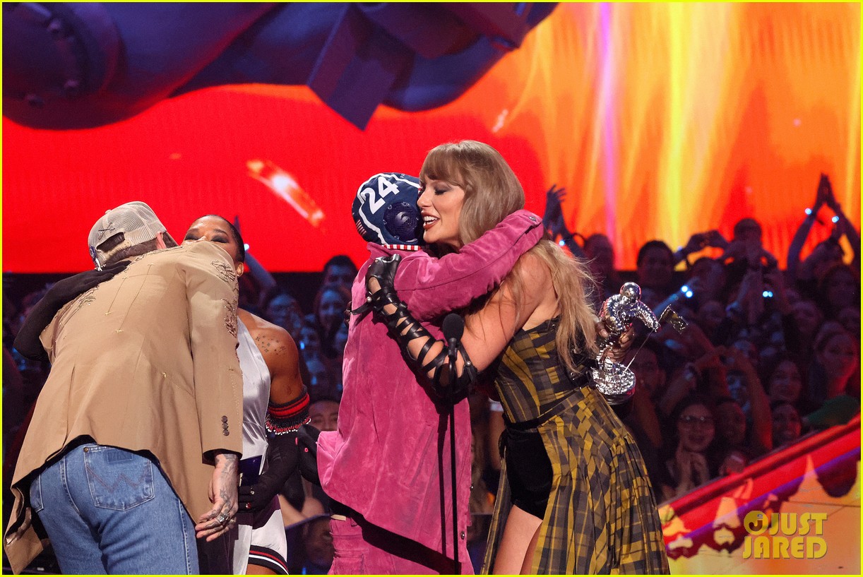 Taylor Swift Remembers 9/11 in First VMAs Acceptance Speech, Says ...