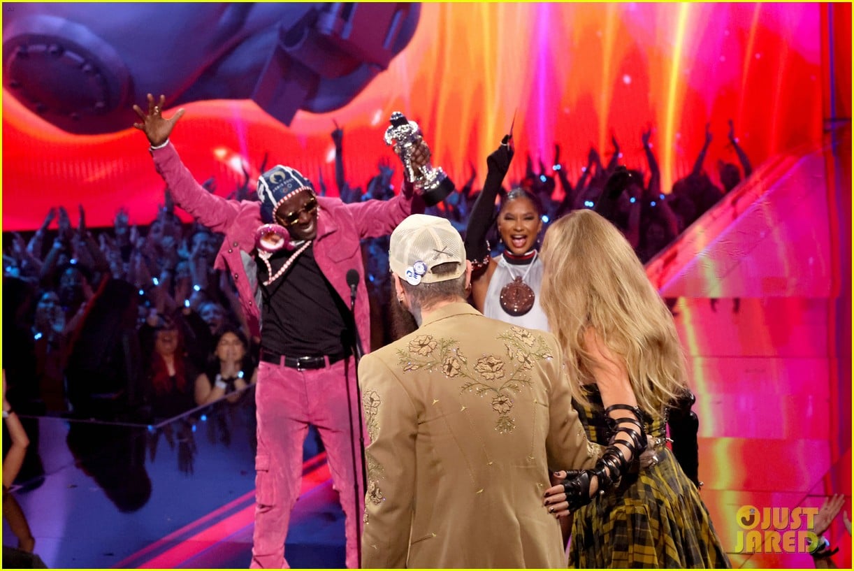 Taylor Swift Remembers 9/11 in First VMAs Acceptance Speech, Says ...