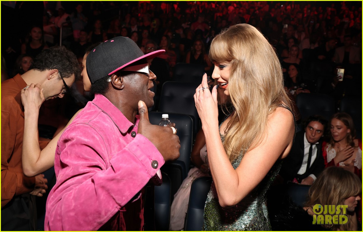 Taylor Swift Changes Into Second Dress at VMAs 2024, Snaps Photos with ...
