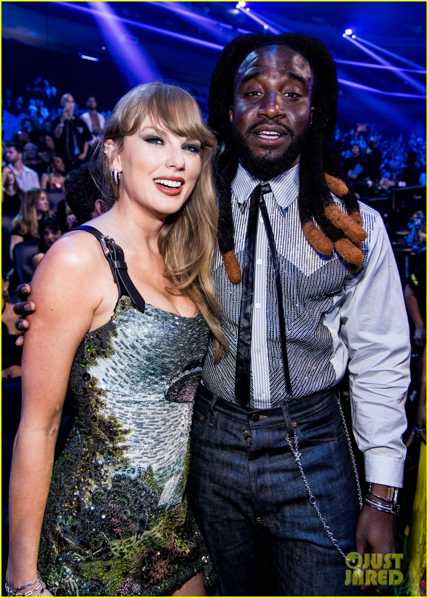 Taylor Swift Changes Into Second Dress at VMAs 2024, Snaps Photos with ...