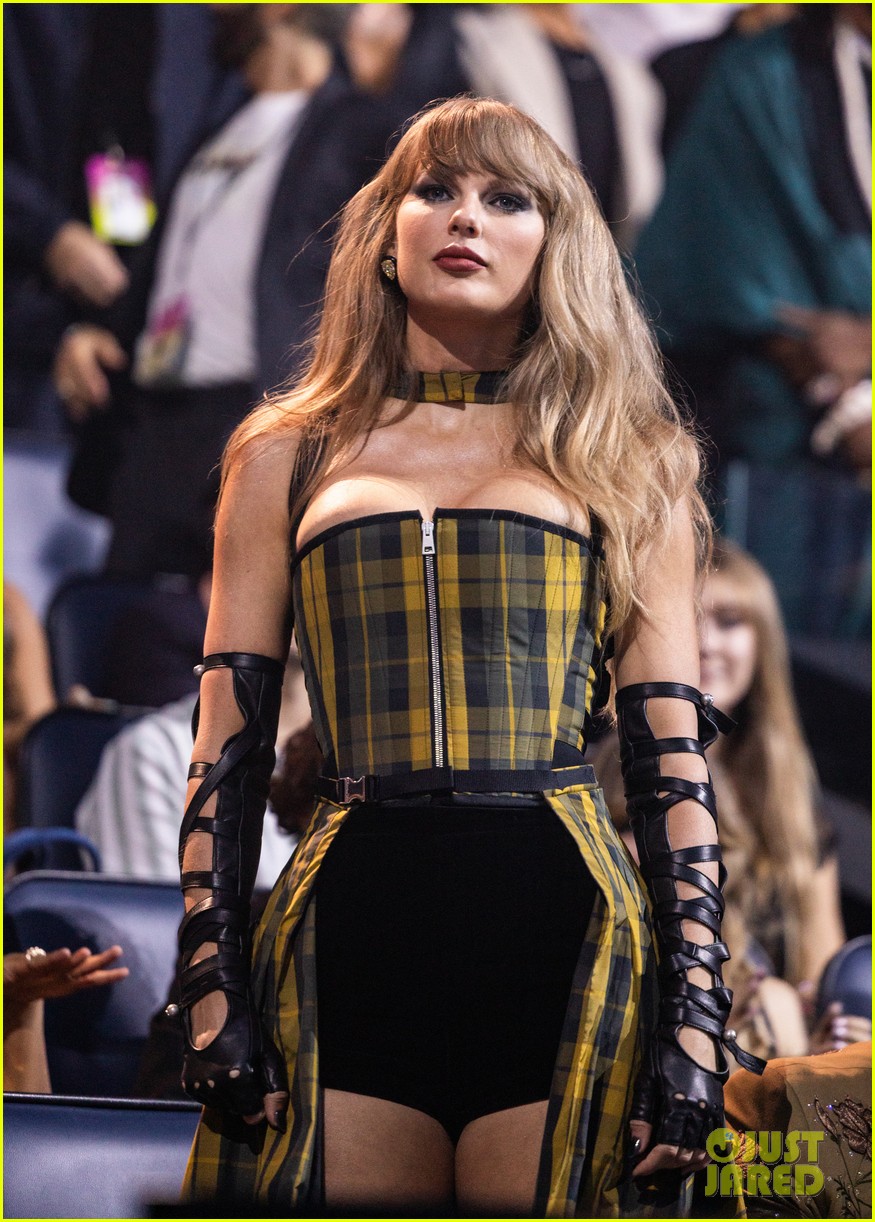 Who Is Taylor Swift Sitting Next to at VMAs 2024? All of Her Seatmates ...