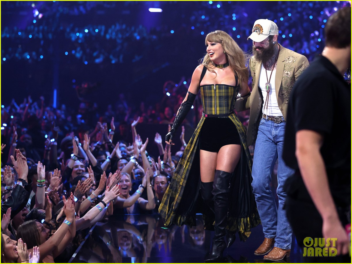 Who Is Taylor Swift Sitting Next to at VMAs 2024? All of Her Seatmates ...