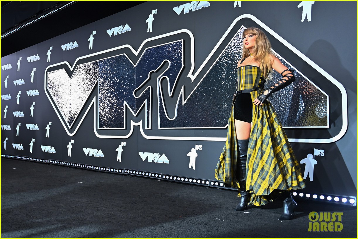 Who Is Taylor Swift Sitting Next to at VMAs 2024? All of Her Seatmates ...