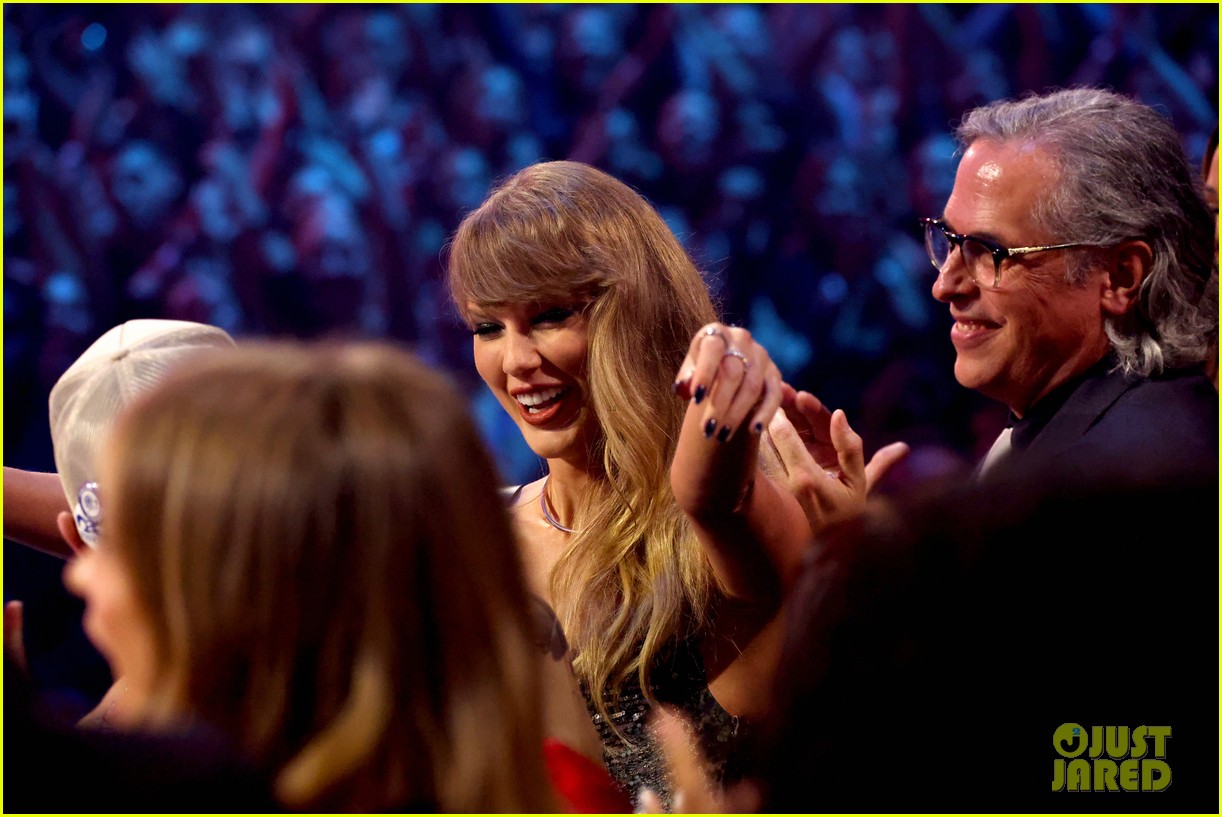 Taylor Swift Thanks Boyfriend Travis Kelce for His 'Magic' During VMAs Speech, Breaks Beyonce's ...