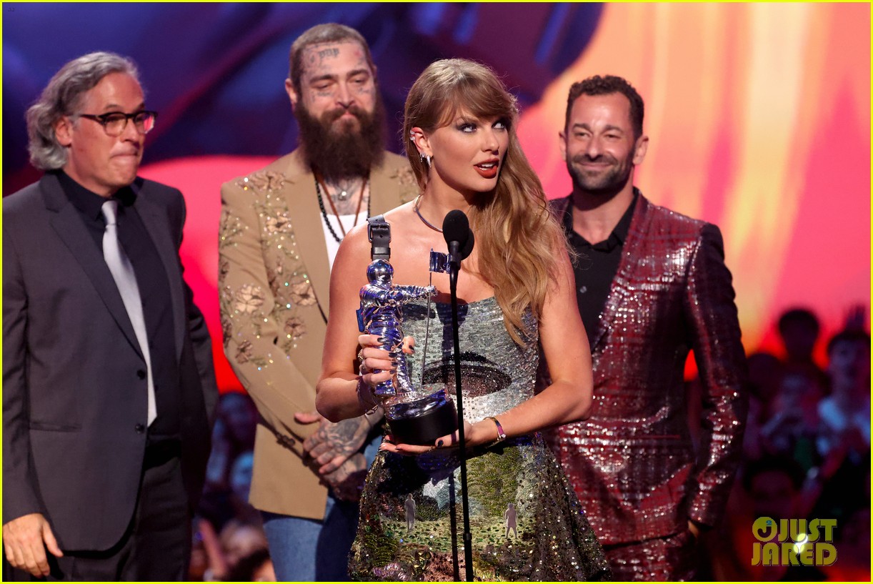 Taylor Swift Thanks Boyfriend Travis Kelce for His 'Magic' During VMAs Speech, Breaks Beyonce's ...