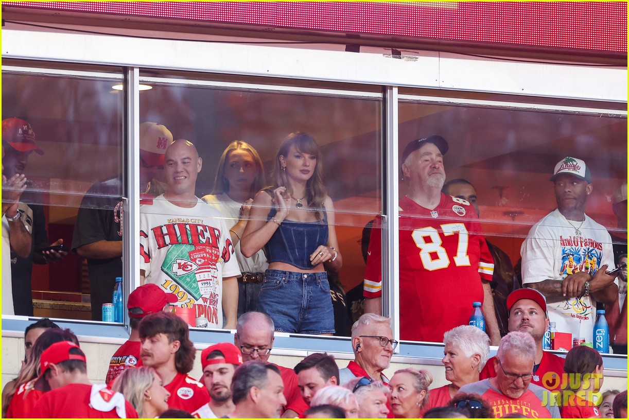 Inside Taylor Swift's Suite at Chiefs-Ravens Game: Who's She Sitting ...