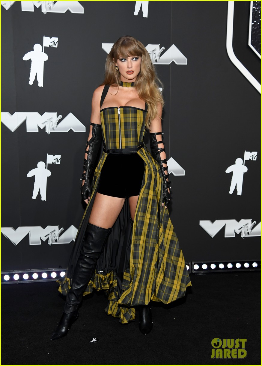 Taylor Swift Rocks Plaid Dress on VMAs 2024 Red Carpet - See Every ...