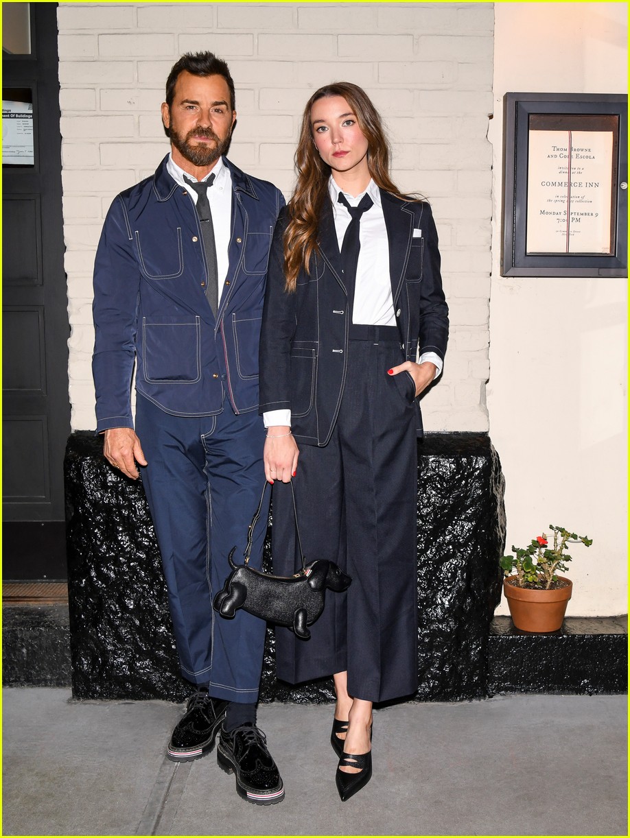 Justin Theroux & Fiancee Nicole Brydon Bloom Wear Matching Outfits at ...