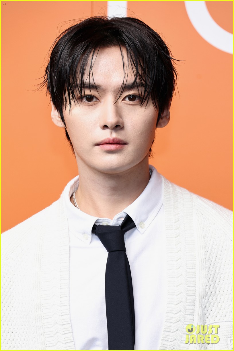 K-pop Stars Jisoo, Lee Know & Felix Step Out For Tommy Hilfiger Show at ...