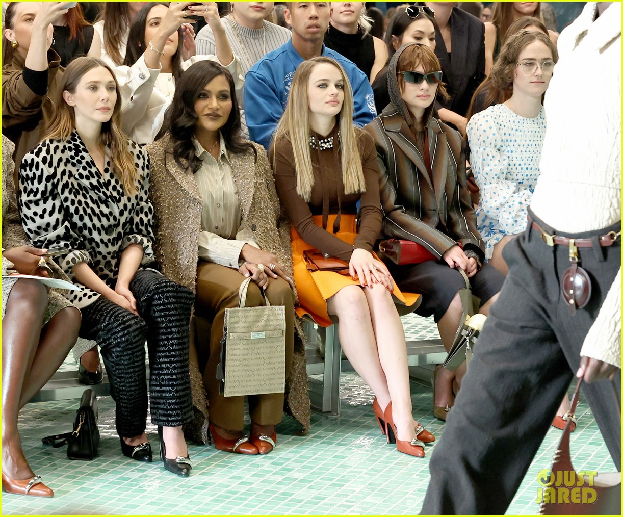 Elizabeth Olsen, Mindy Kaling, & Joey King Sit Front Row Together at ...