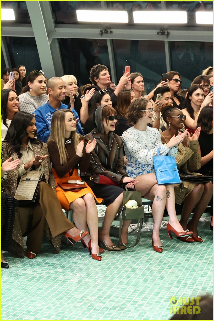 Elizabeth Olsen, Mindy Kaling, & Joey King Sit Front Row Together at ...