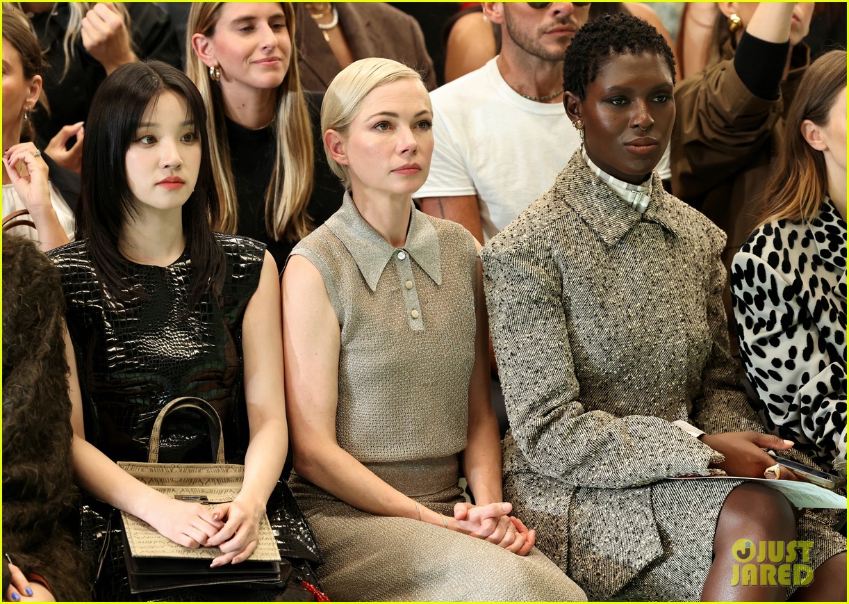 Elizabeth Olsen, Mindy Kaling, & Joey King Sit Front Row Together at ...