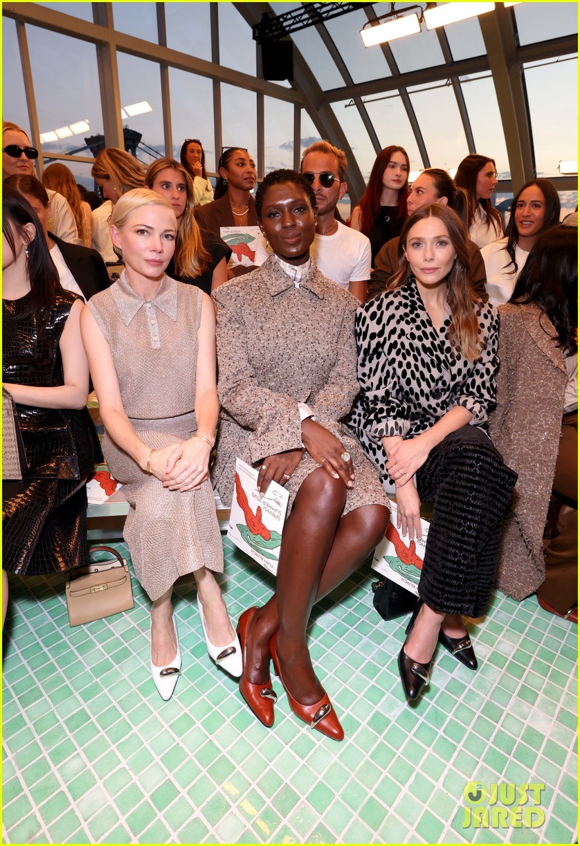 Elizabeth Olsen, Mindy Kaling, & Joey King Sit Front Row Together at ...