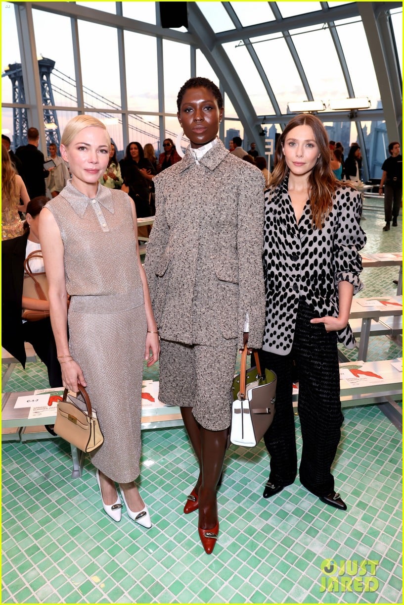 Elizabeth Olsen, Mindy Kaling, & Joey King Sit Front Row Together at ...