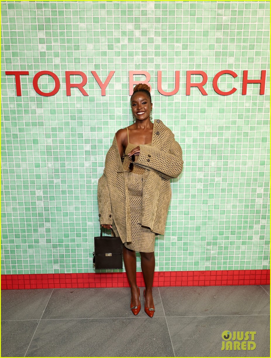 Elizabeth Olsen, Mindy Kaling, & Joey King Sit Front Row Together at ...