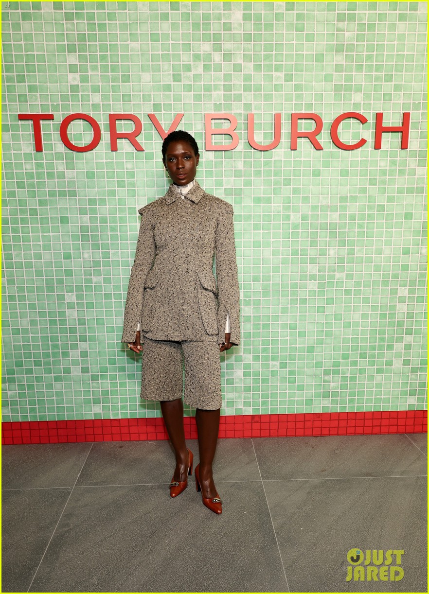 Elizabeth Olsen, Mindy Kaling, & Joey King Sit Front Row Together at ...