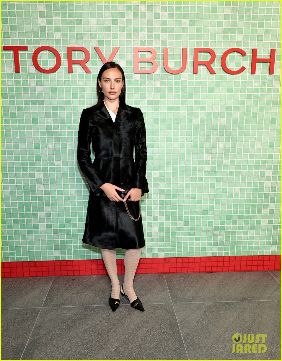 Elizabeth Olsen, Mindy Kaling, & Joey King Sit Front Row Together at ...