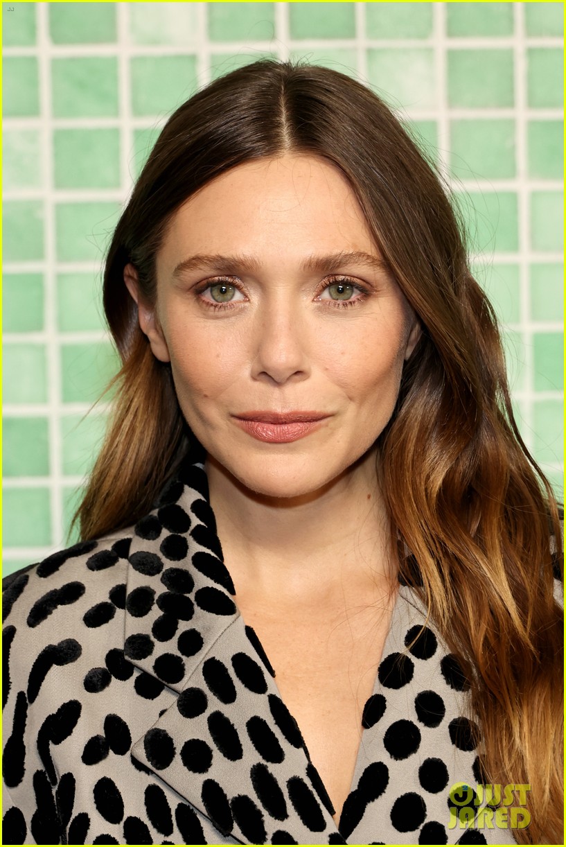 Elizabeth Olsen, Mindy Kaling, & Joey King Sit Front Row Together at ...