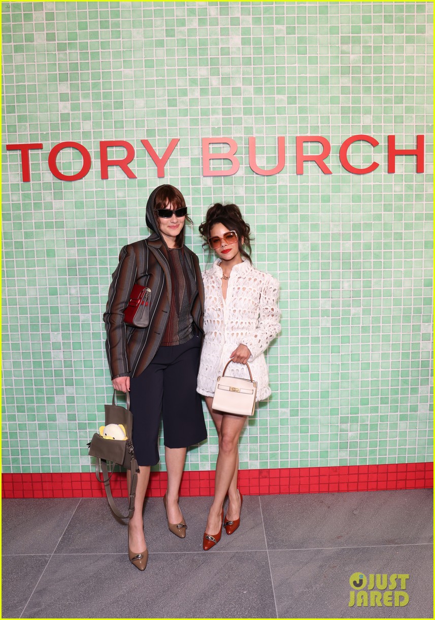 Elizabeth Olsen, Mindy Kaling, & Joey King Sit Front Row Together at ...