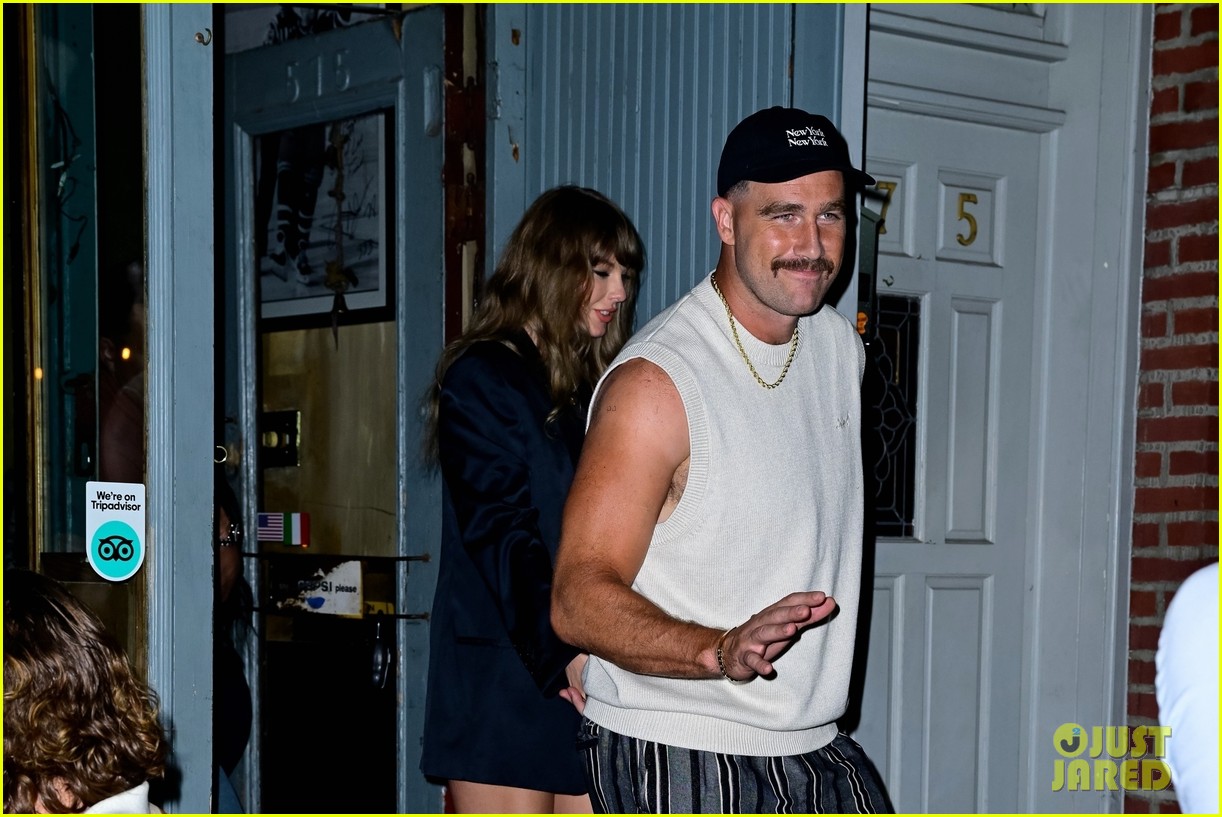 Taylor Swift & Travis Kelce Hold Hands While Leaving Pizza Date Night in NYC: Photo 5070772 ...
