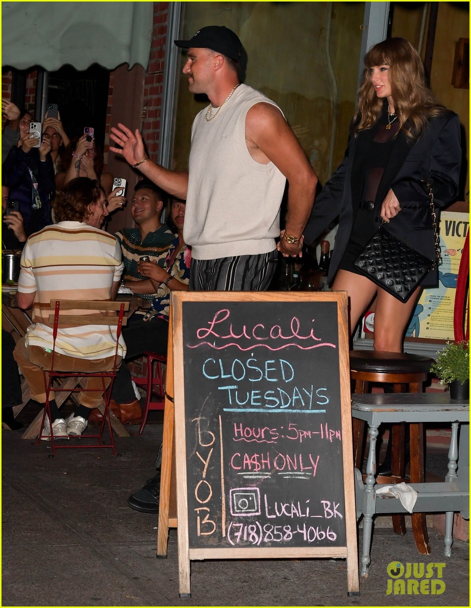 Taylor Swift & Travis Kelce Hold Hands While Leaving Pizza Date Night in NYC: Photo 5070778 ...