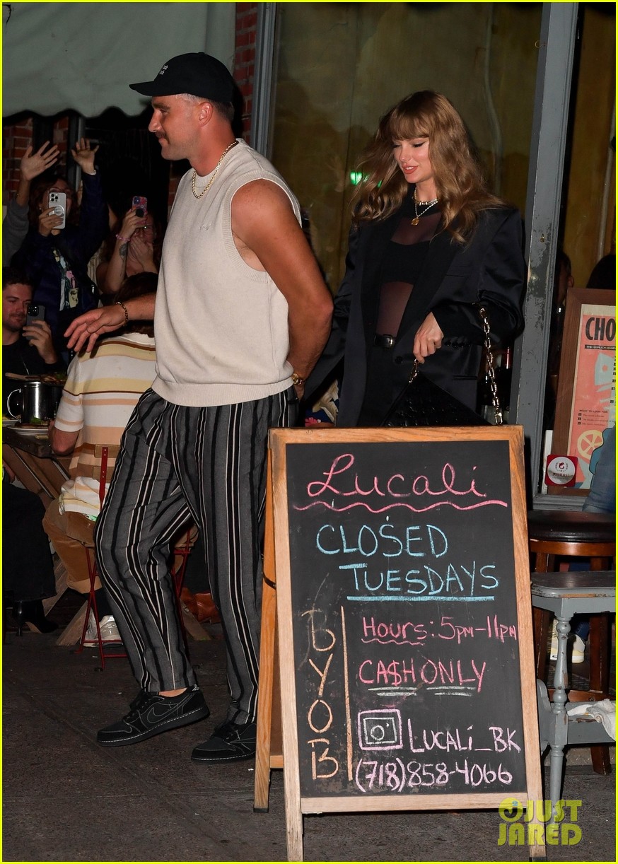 Taylor Swift & Travis Kelce Hold Hands While Leaving Pizza Date Night in NYC: Photo 5070780 ...