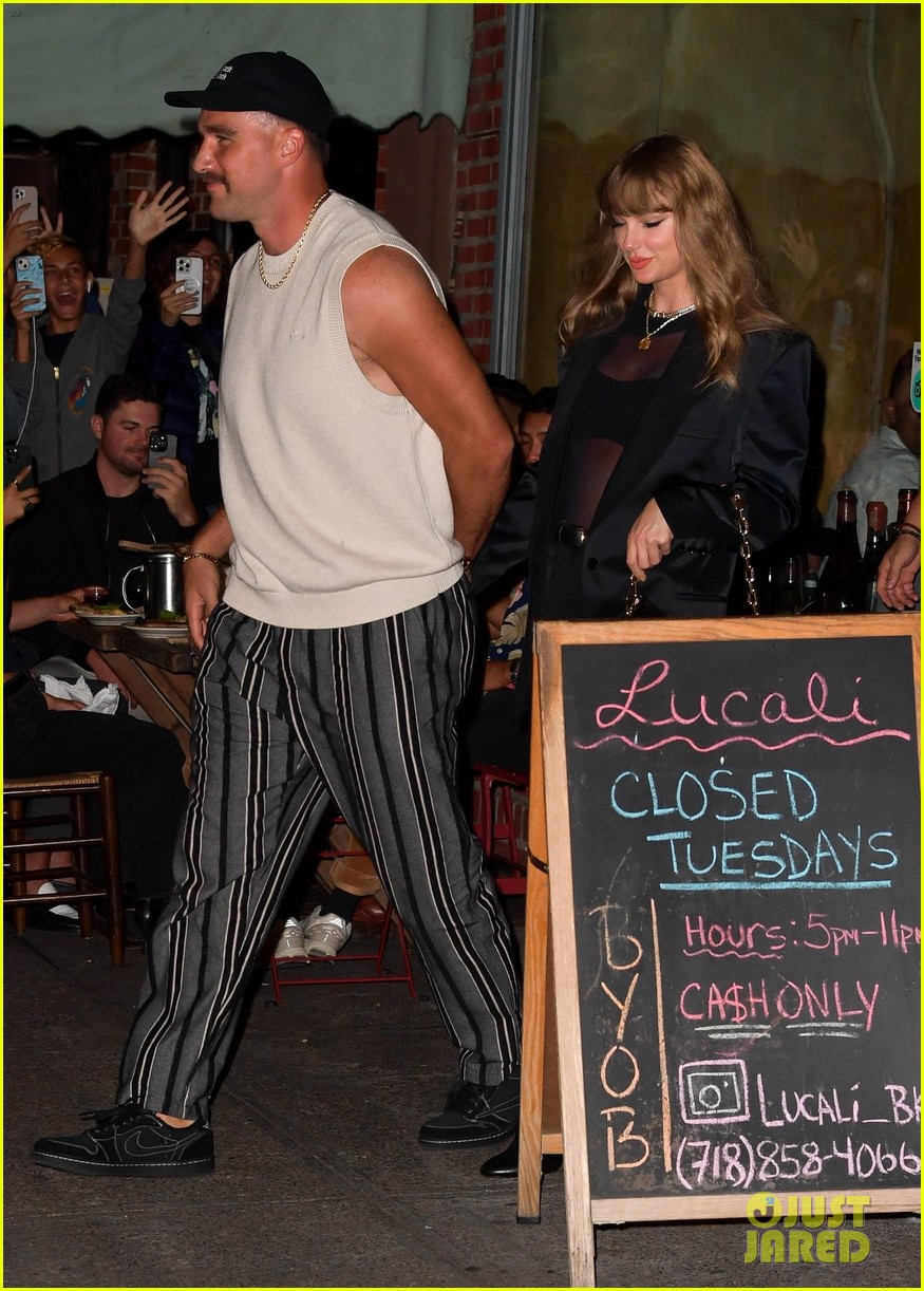Taylor Swift & Travis Kelce Hold Hands While Leaving Pizza Date Night in NYC: Photo 5070781 ...