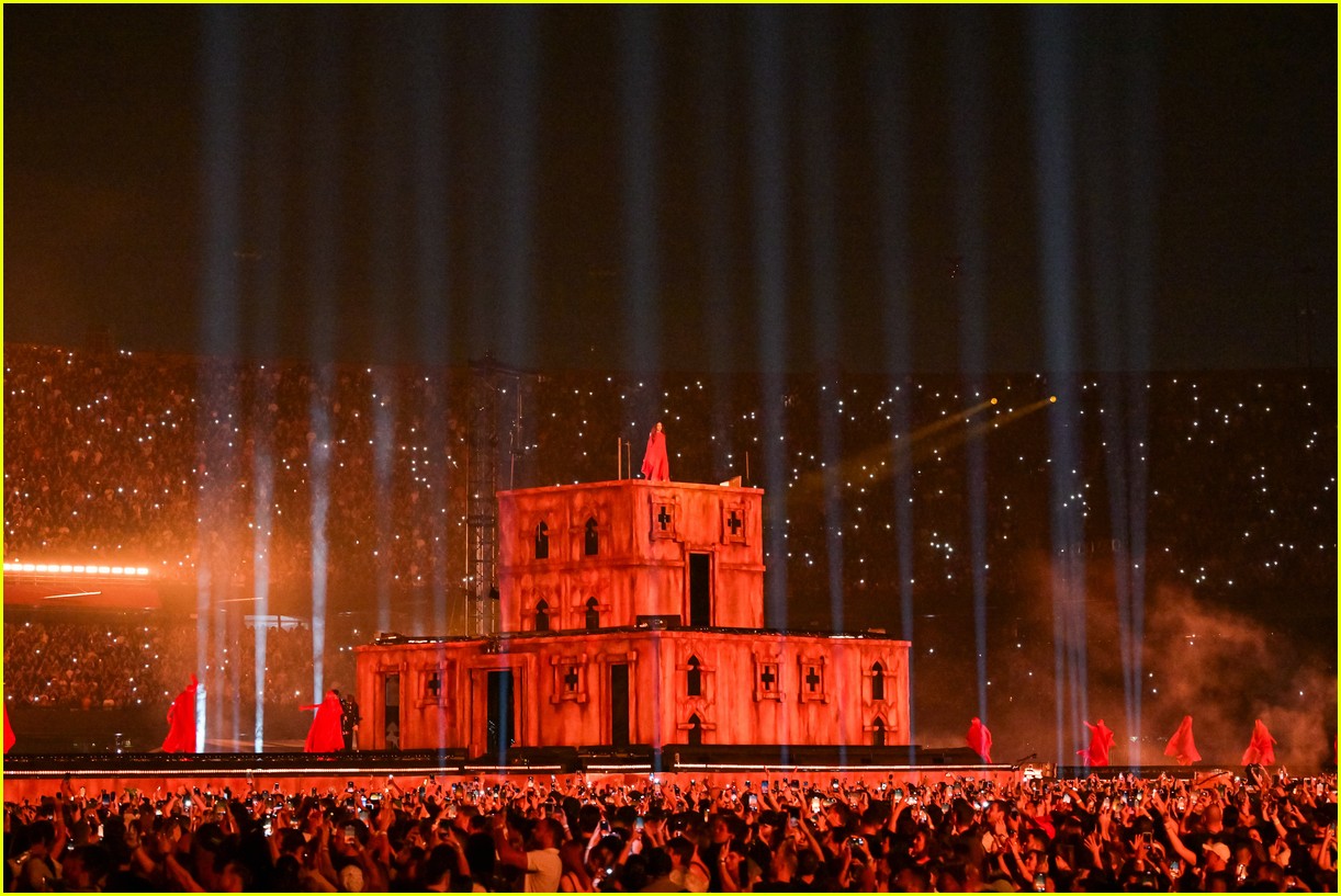 The Weeknd Brings Out Anitta & Playboi Carti for One-Night-Only Brazil ...