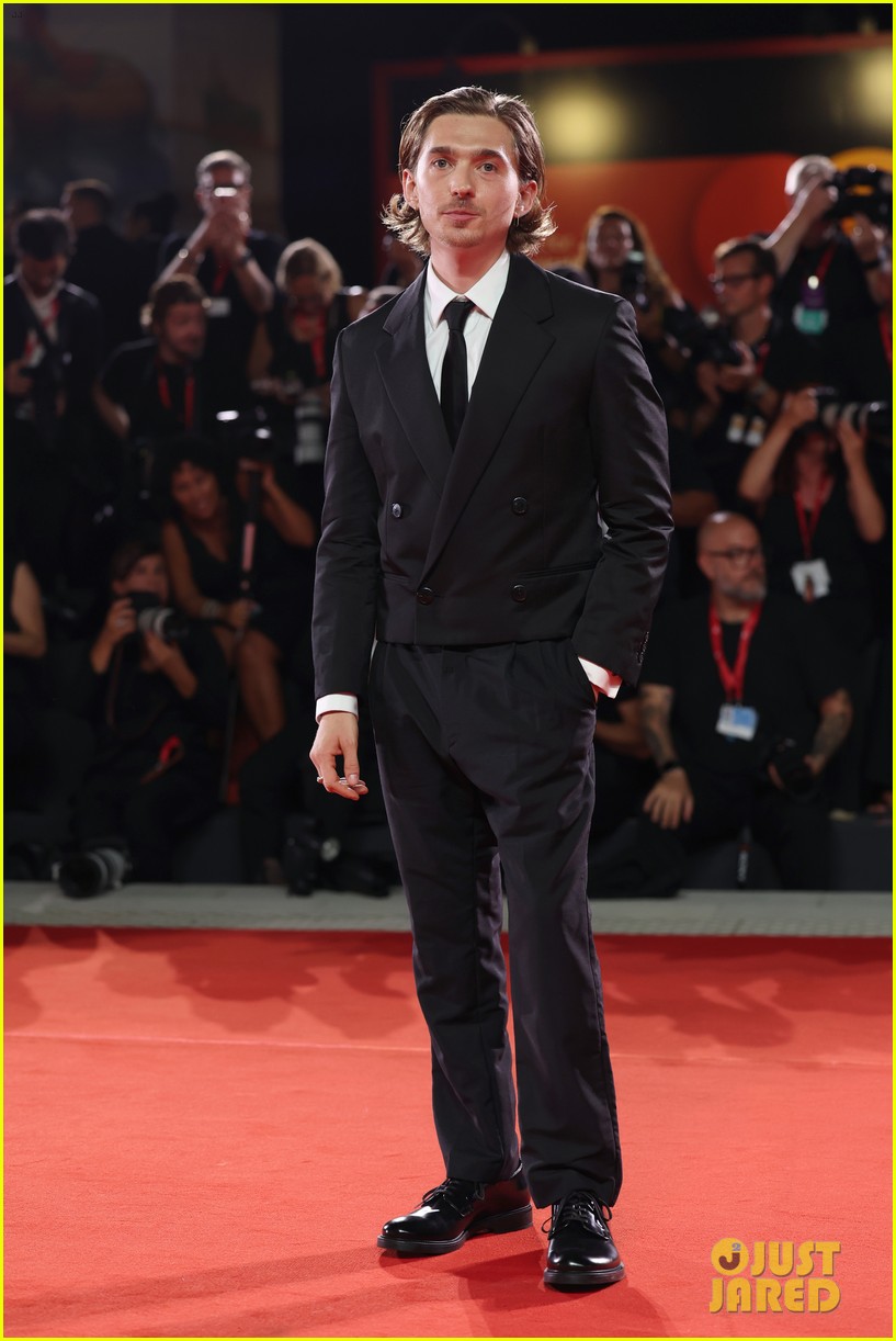 Brad Pitt & Ines De Ramon Make Public Debut at 'Wolfs' Venice Film ...