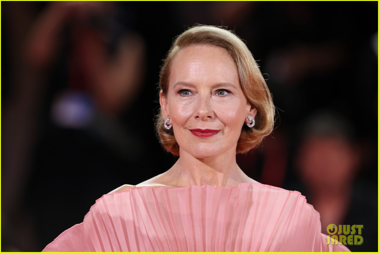 Brad Pitt & Ines De Ramon Make Public Debut at 'Wolfs' Venice Film ...