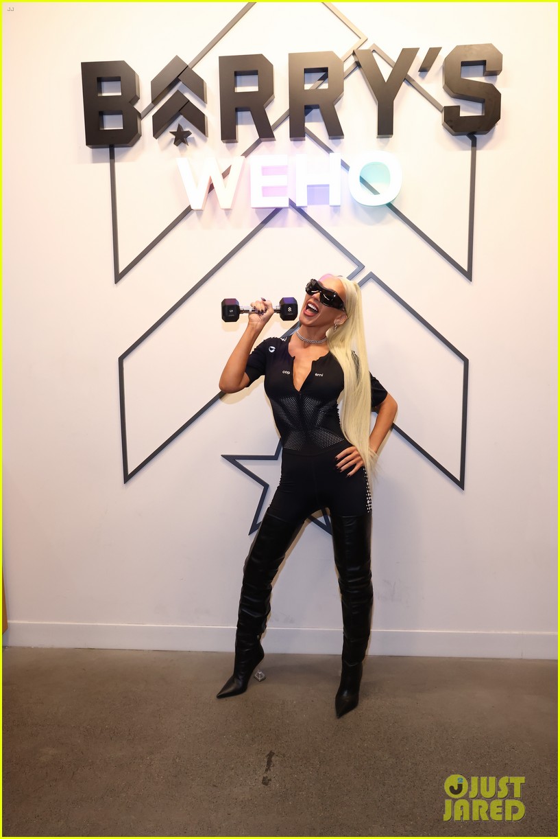 Christina Aguilera Surprises Fans at Barry's Workout Class to Celebrate ...