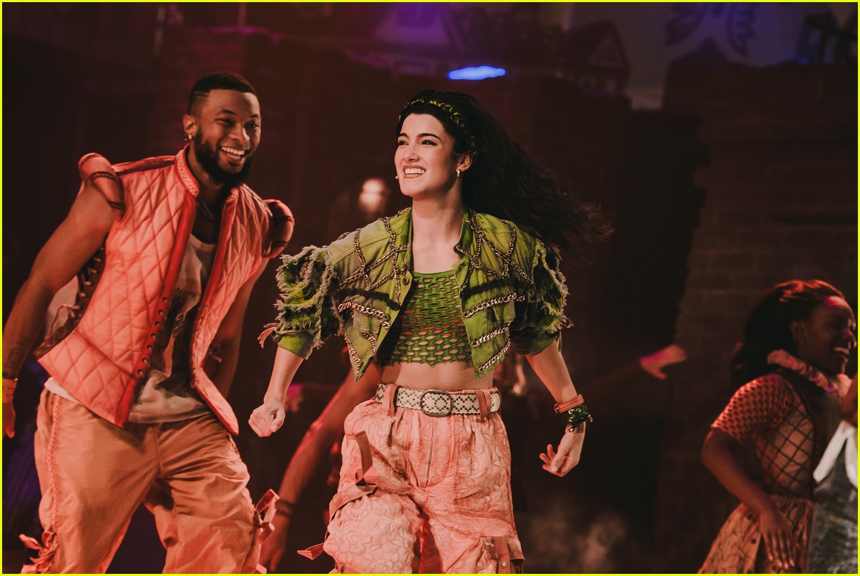 Alison Luff, Charli D'Amelio & More Make Their Debuts In '& Juliet' On ...